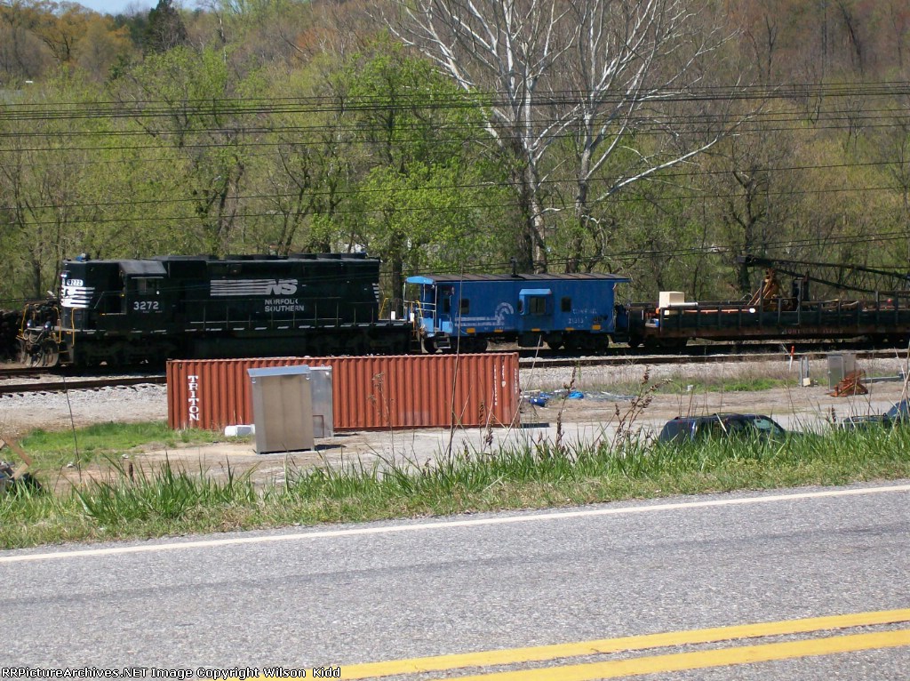 NS 3272 and old conrail caboose